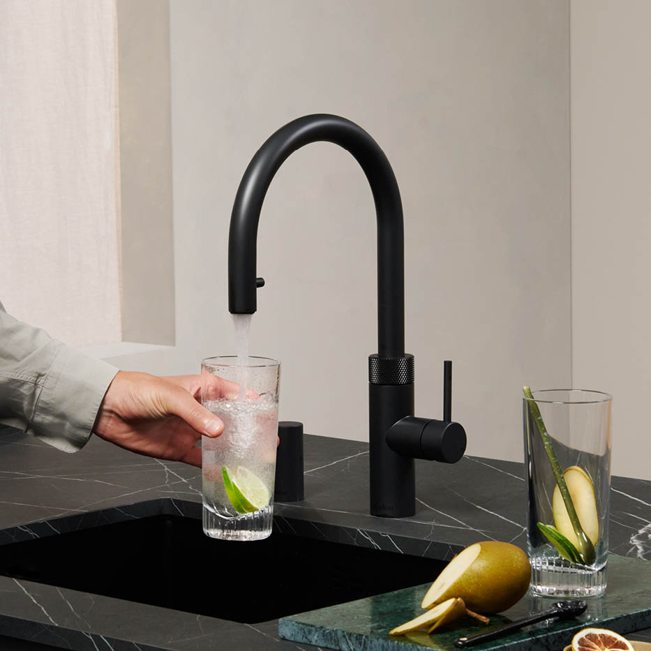 Quooker-kraan in het zwart: elegant, chic en mysterieus